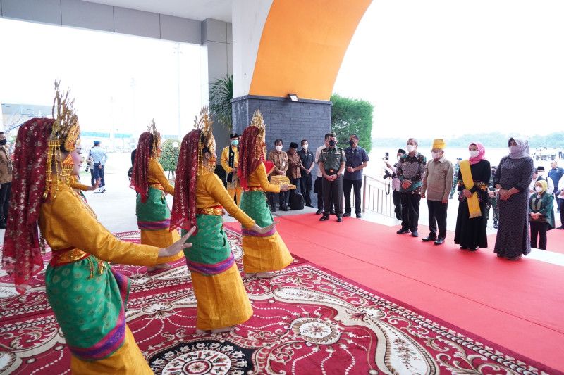 Tari Persembahan sambut ketibaan Wapres di Provinsi Riau - ANTARA News