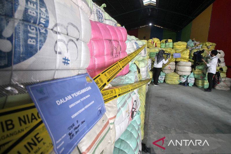 Pemusnahan pakaian bekas impor di Jawa Timur - ANTARA News