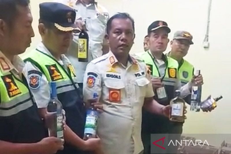 Satpol PP sita 561 botol miras dari wilayah Tambora - ANTARA News