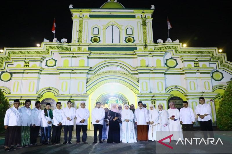 Khofifah kagumi arsitektur bangunan masjid Jamik Sumenep - ANTARA News ...