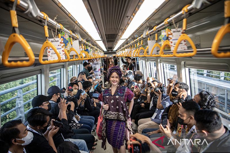 Trunk Show di gerbong Light Rail Transit (LRT) Sumatera Selatan - ANTARA News