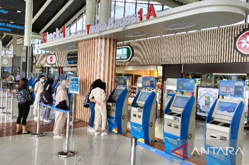 Soetta Airport provides check-in machines for luggageless travelers ...