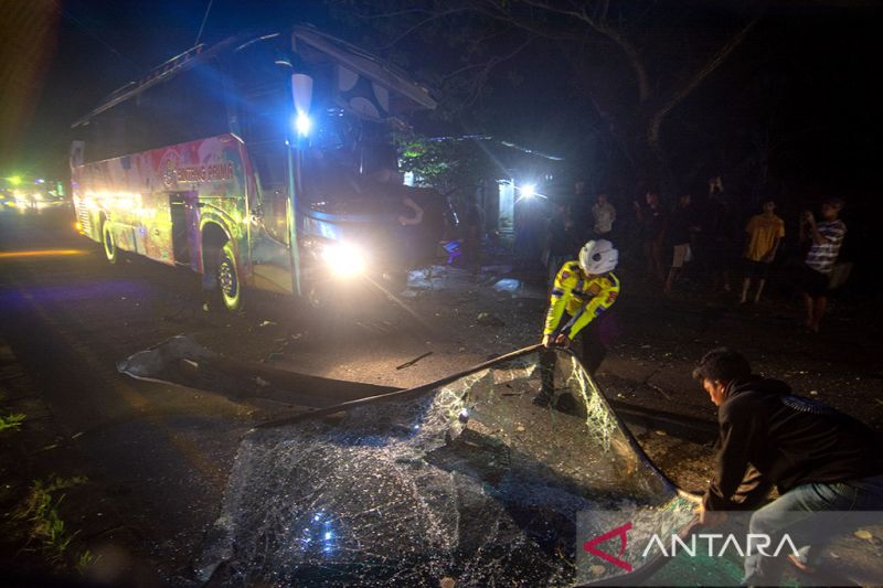 Bus angkutan mudik Trans Sulawesi kecelakaan - ANTARA News