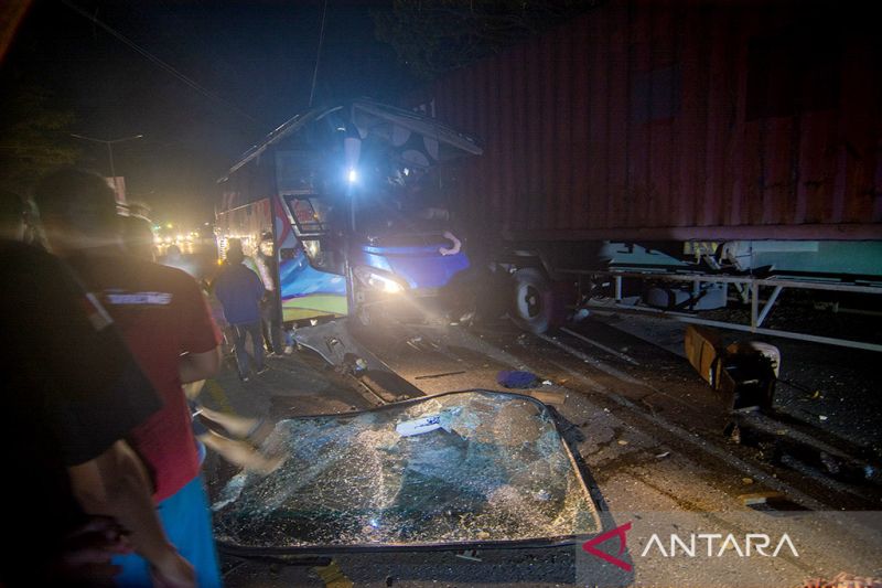 Bus angkutan mudik Trans Sulawesi kecelakaan - ANTARA News