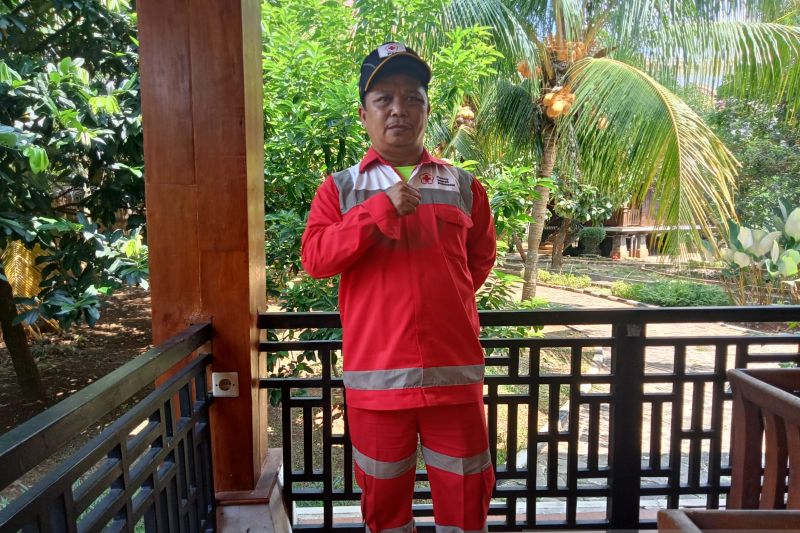 Pengabdian relawan PMI yang siap siaga di kawasan wisata saat Lebaran ...