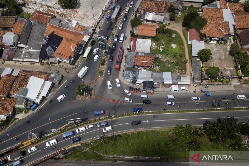 Arus balik di Simpang Jomin ramai lancar - ANTARA News