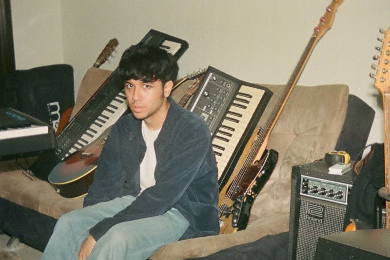 Featuz rilis single "Sleeping Pills" jadi pembuka untuk album debutnya ...