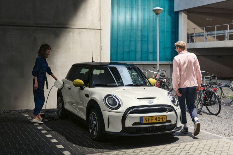 MINI Cooper Electric 2025 akan hadir dengan tenaga dan jangkauan lebih