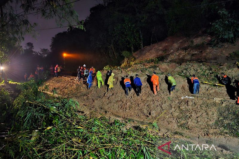 Sembilan perjalanan kereta api terganggu akibat longsor di Purwakarta ... Sembilan perjalanan kereta api terganggu akibat longsor di Purwakarta ...