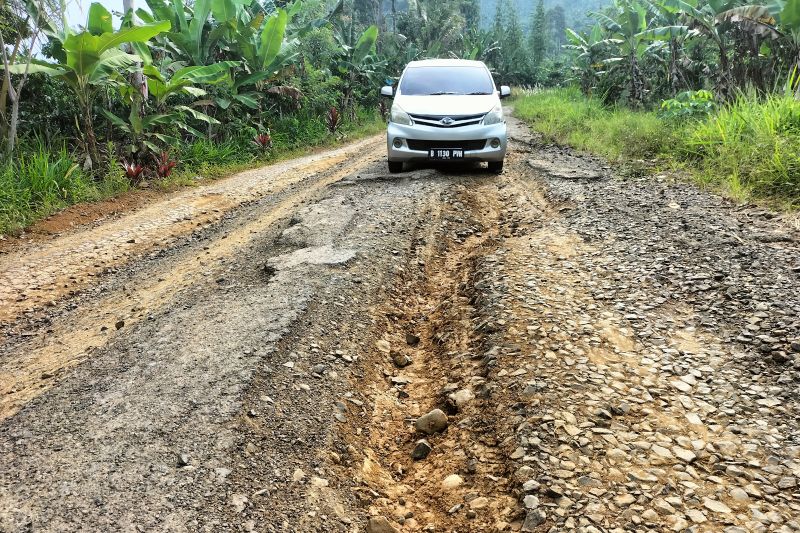 Akses jalan menuju objek wisata Temiangan Hill Lampung Barat rusak ...