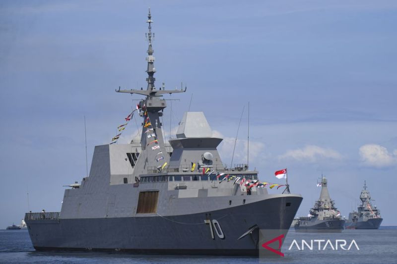 17 armada Kapal Perang Asing berlabuh di Laut Makassar - ANTARA News