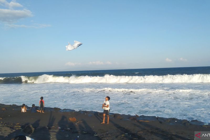 Bmkg Minta Wisatawan Mewaspadai Gelombang Tiga Meter Di Nusa Dua Bali