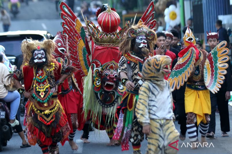 Pawai barong suku Osing - ANTARA News Jawa Timur