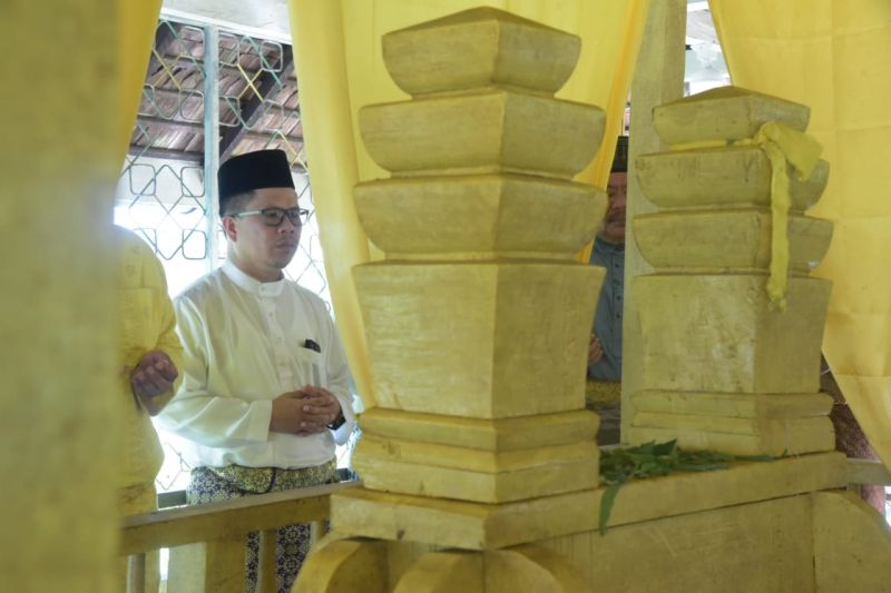 Satono ziarah ke makam Sultan terkait HUT Ke-329 Kota Sambas - ANTARA News Kalimantan Barat
