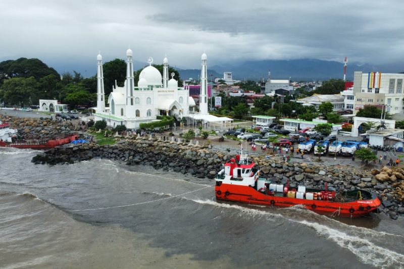 Diterjang ombak, dua kapal pengangkut BBM terdampar di Pantai Padang ... Diterjang ombak, dua kapal pengangkut BBM terdampar di Pantai Padang ...