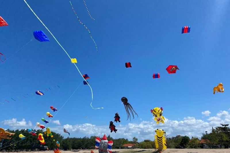 Bali International Kite Festival, PLN ajak main layangan dengan aman ...