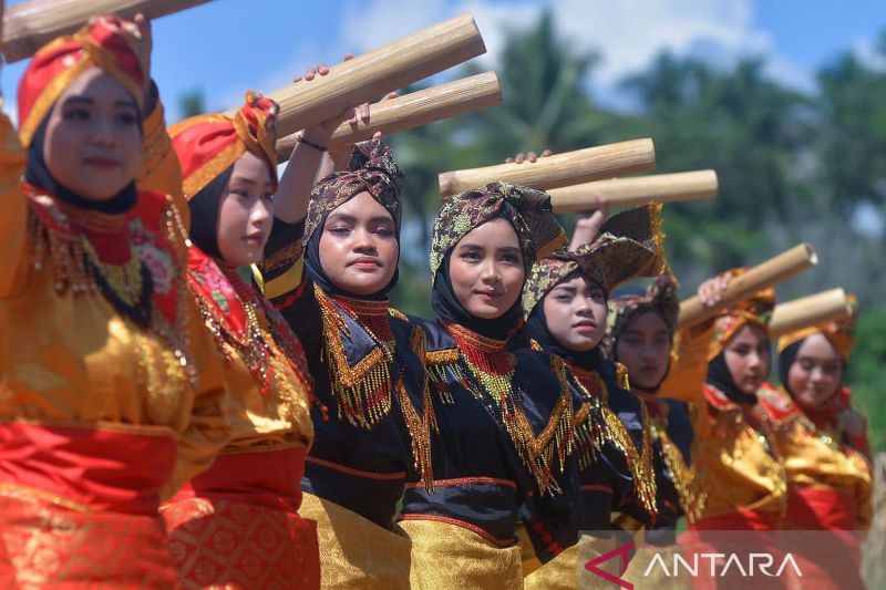 Tarian kolosal Malomang - ANTARA News