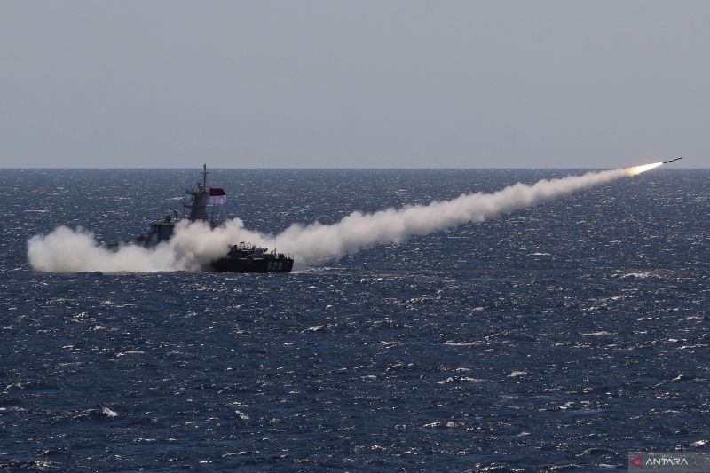 RI, Brunei warships conduct VBSS exercises, maneuvers, weapons firing ... RI, Brunei warships conduct VBSS exercises, maneuvers, weapons firing ...
