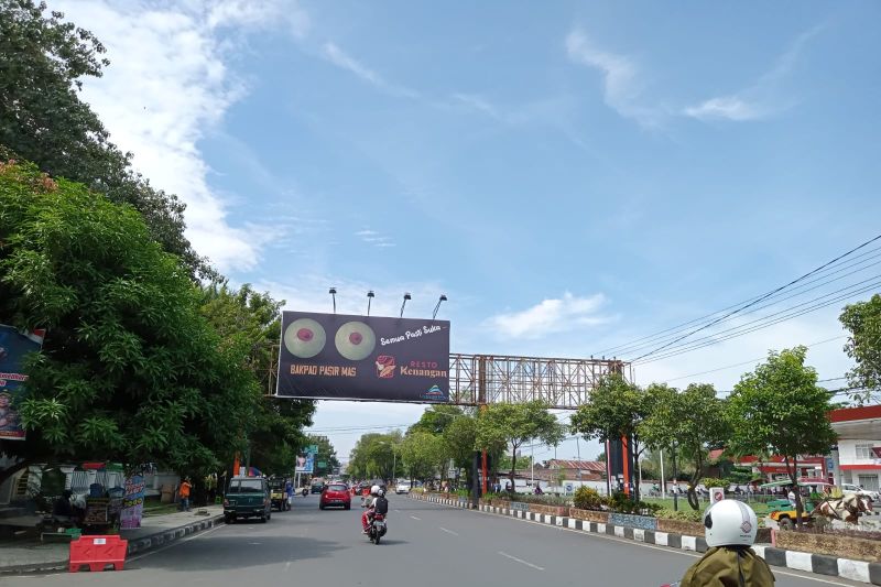 Pemkot Mataram mengganti reklame model bando jalan menjadi digital ...