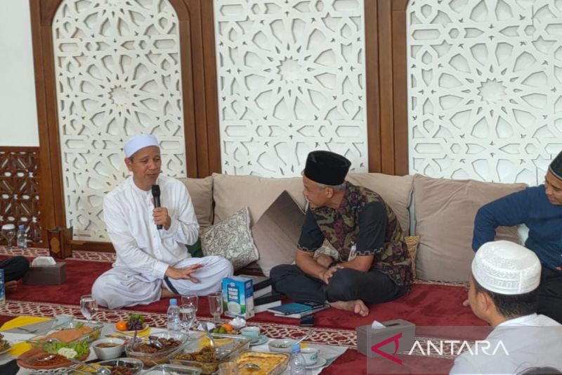 Gubernur Jateng Dapat Hadiah Buku Saat Kunjungi Habib Novel Di Solo