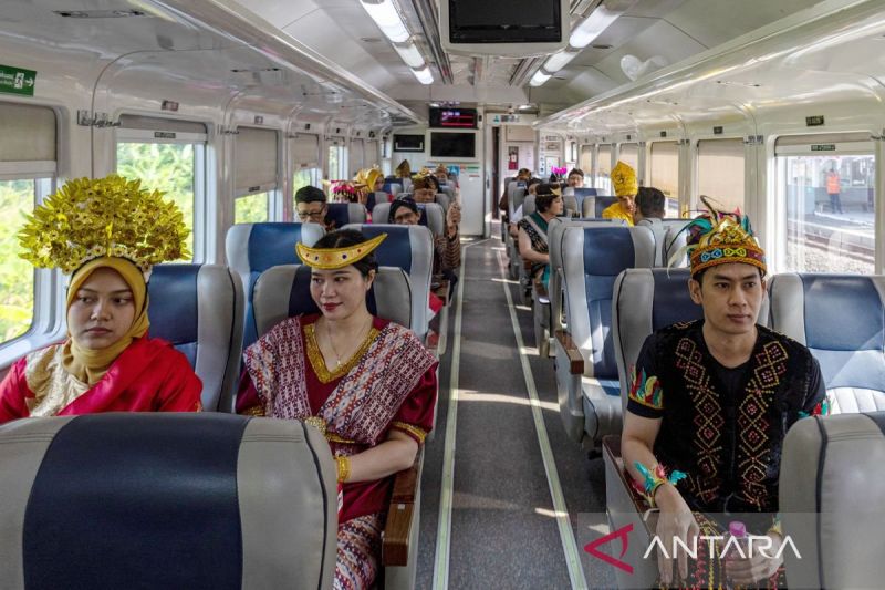 Memperingati 156 tahun perjalanan kereta api pertama di Indonesia - ANTARA News