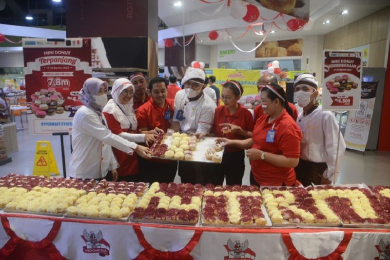 Meriahkan HUT ke-78 RI, Hypermart gelar mini donat terpanjang - ANTARA News