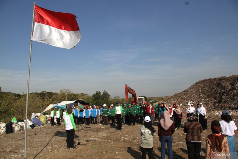 Upacara HUT RI di tempat pembuangan akhir sampah - ANTARA News
