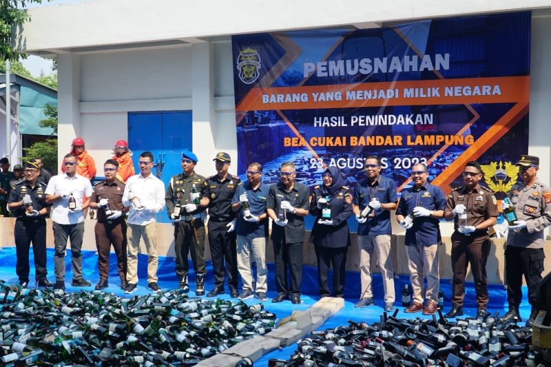 Bea Cukai Musnahkan Barang Impor dan BKC Ilegal di Lampung - ANTARA News