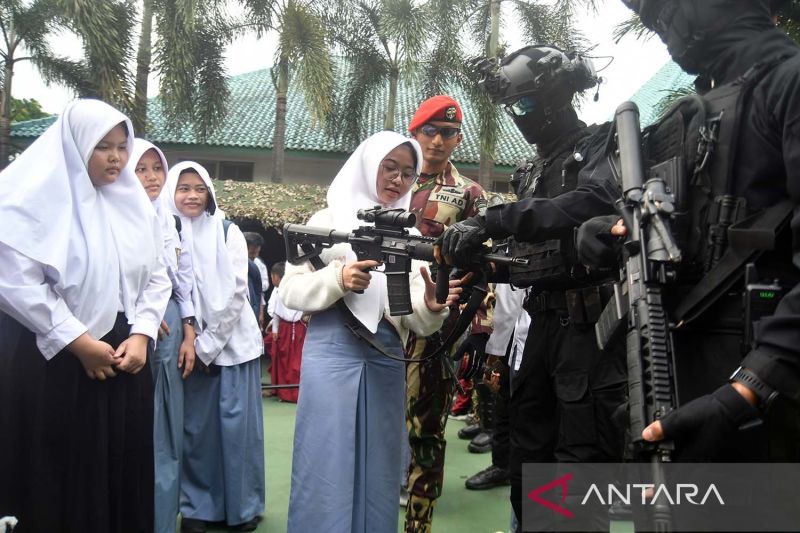 Antusiasme siswa belajar mengenal persenjataan TNI AD - ANTARA News