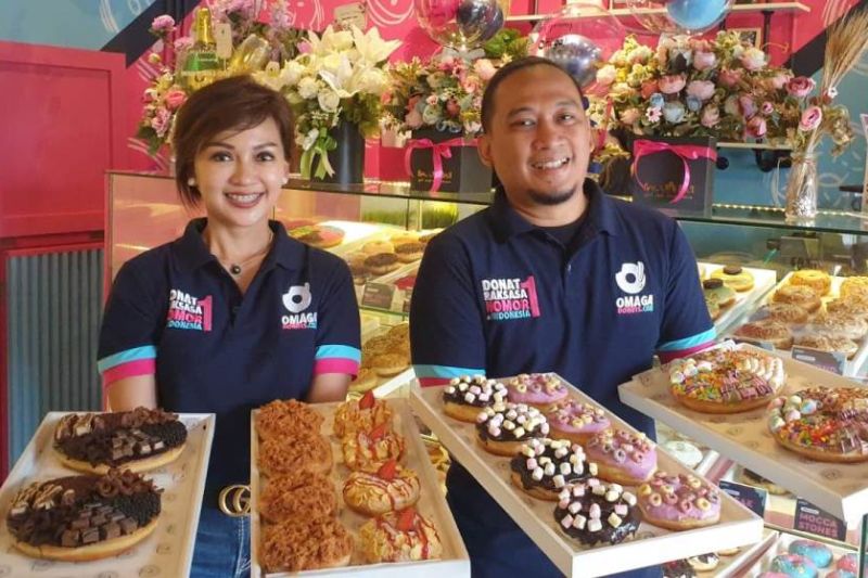 Donat premium raksasa Omaga asal Yogyakarta diluncurkan - ANTARA News Yogyakarta - Berita ...