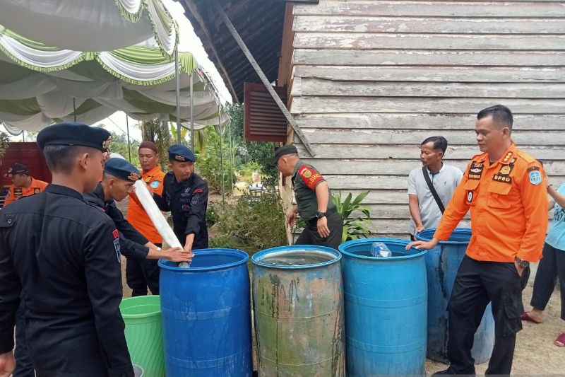 Kompi 1 Batalyon A Sungailiat bersama BPBD Bangka suplai air bersih - ANTARA News
