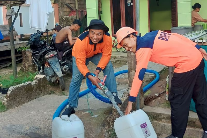 Bpbd Bintan Distribusikan Air Bersih Untuk Warga Sei Lekop Antara