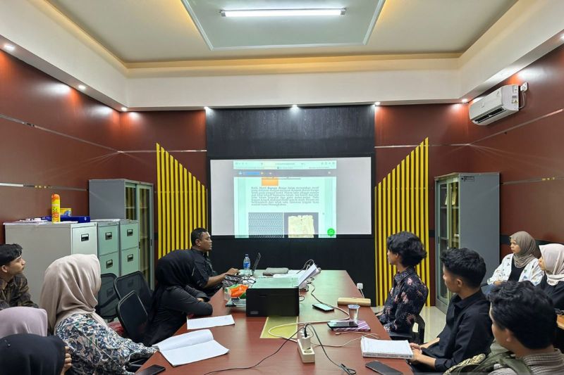 Filolog Unand kembangkan iluminasi naskah kuno jadi motif batik ...