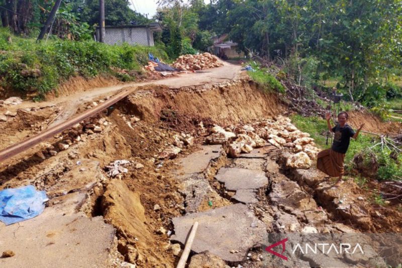 Kemeterian PUPR alokasikan Rp34 miliar untuk perbaikan jalan rusak - ANTARA News