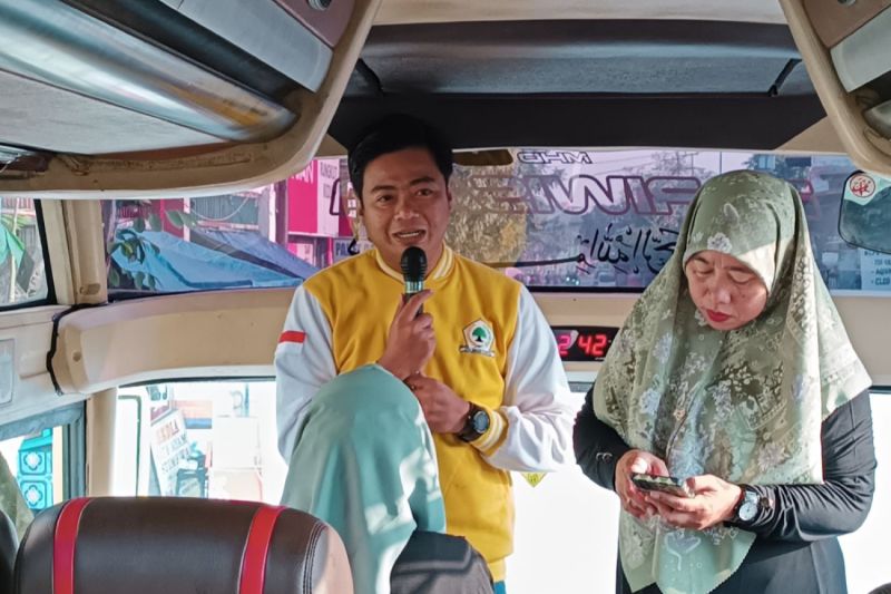 Golkar Surabaya berangkatkan ratusan warga ziarah Wali Lima - ANTARA News