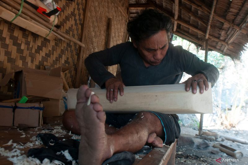 Ki Pantun satu-satunya warga Badui yang produksi Kecapi Buhun - ANTARA ...