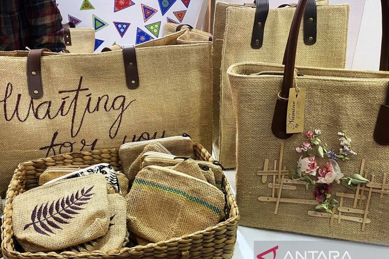 Melihat uniknya tas berbahan karung goni - ANTARA News Jawa Timur