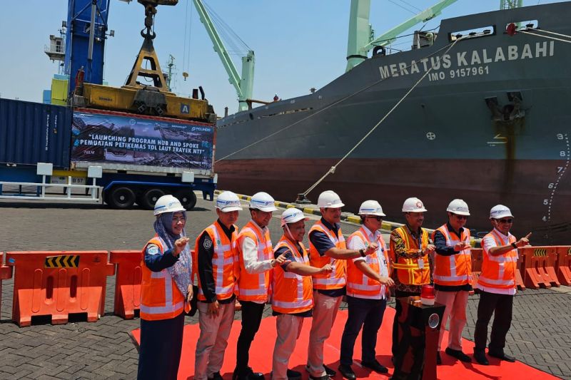 Kemenhub lepas pelayaran perdana tol laut kluster NTT - ANTARA News