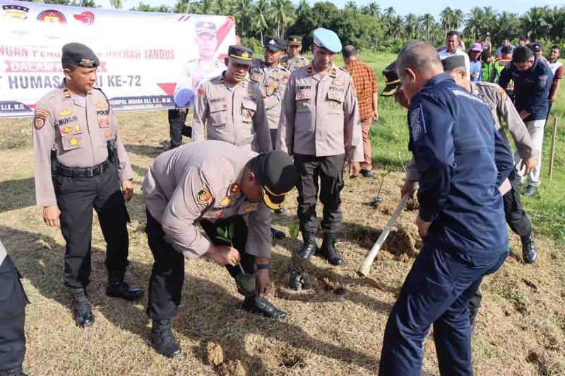 Polres Pidie Jaya tanam mangrove cegah abrasi dan perubahan iklim - ANTARA News Aceh