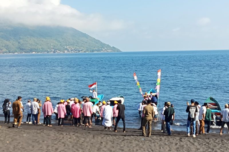 Pemkot Ternate laksanakan ritual "turun pasir" di objek wisata ...