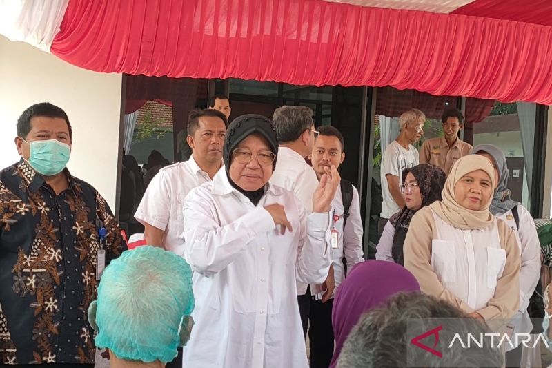 Mensos Risma semangati lansia operasi katarak di Klinik Ainun Bogor - ANTARA News