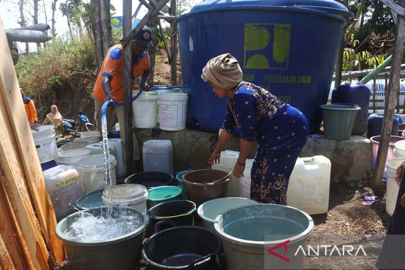 Distribusi air bersih di Situbondo - ANTARA News