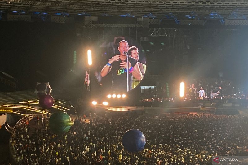 Coldplay ganti bendera bertuliskan "love" - ANTARA News Yogyakarta ...