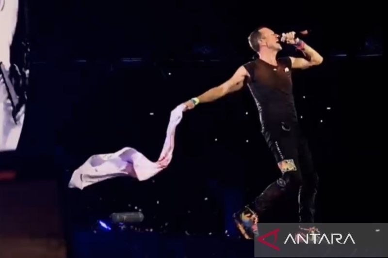 Coldplay ganti bendera pelangi dengan warna putih bertuliskan cinta ...