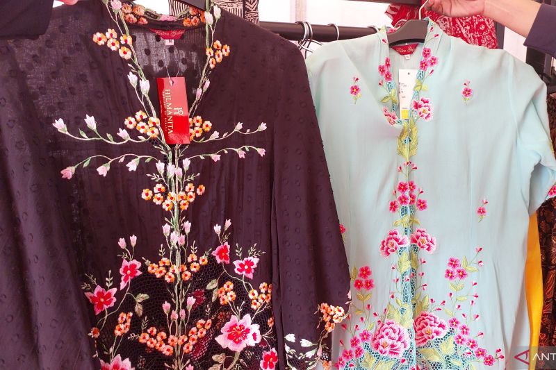 Hilmanita tawarkan busana kebaya encim mewah khas Jakarta - ANTARA News