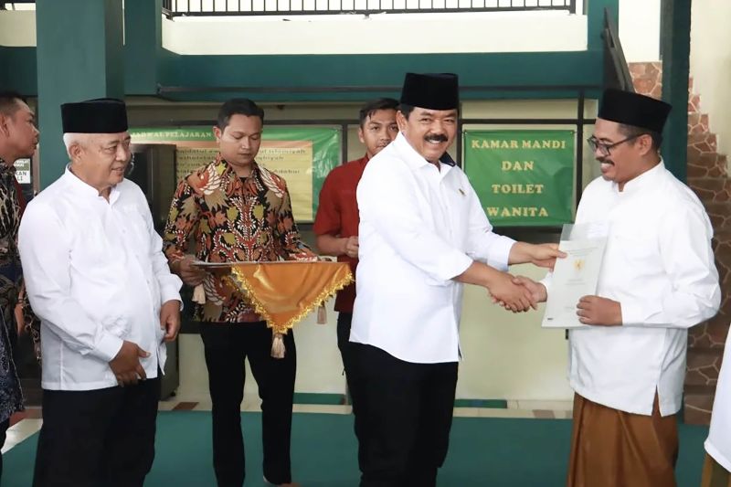 Menteri ATR/BPN serahkan sertifikat tanah wakaf di Kabupaten Malang - ANTARA News