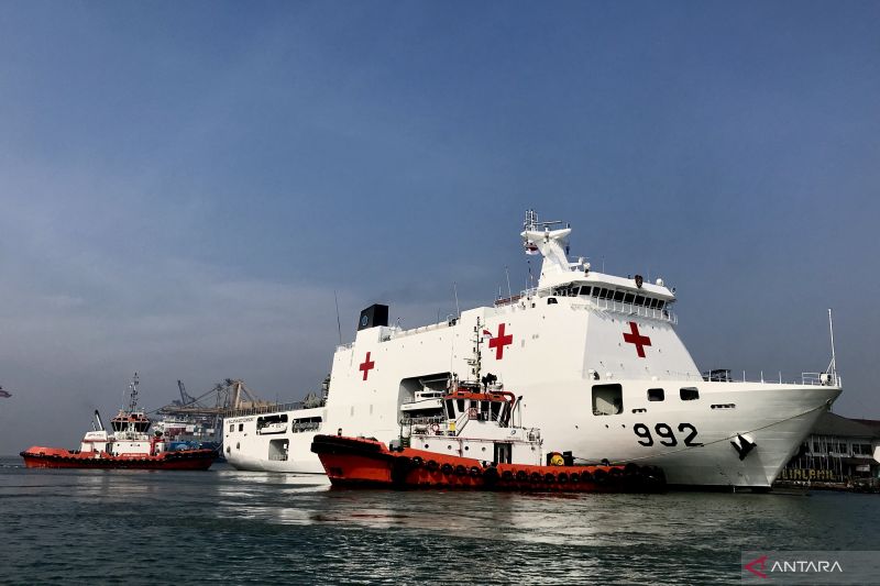 KRI dr. Radjiman sandar di Jakarta bersiap kirim bantuan untuk Gaza ...
