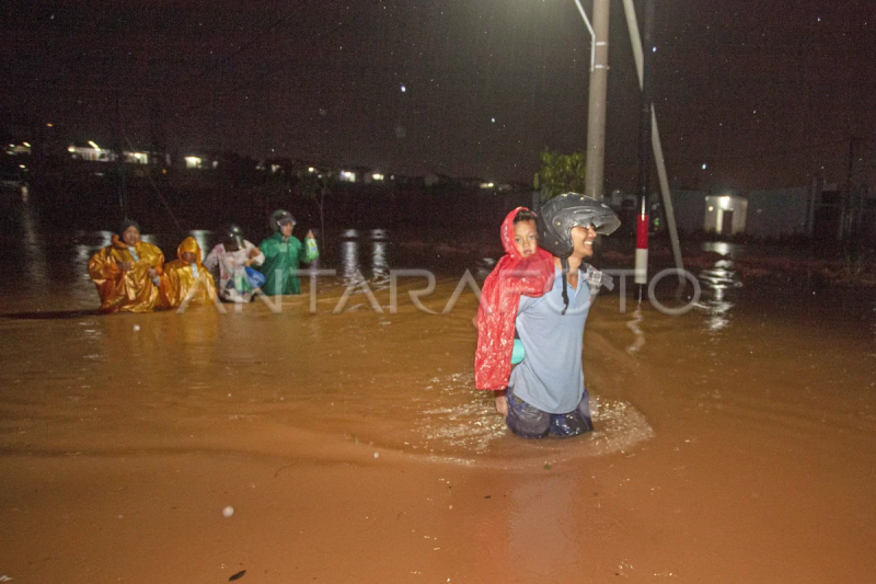 Banjir Akibat Tingginya Intensitas Hujan Di Batam Antara Sumbar