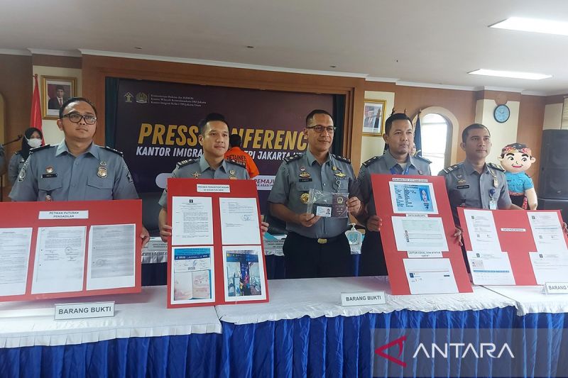 Seorang WN China tunjukkan KTP orang lain saat didatangi Imigrasi ...