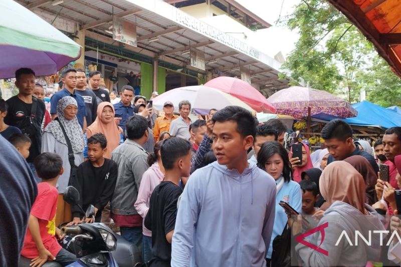 Gibran blusukan ke pasar untuk cek harga bahan pangan - ANTARA News